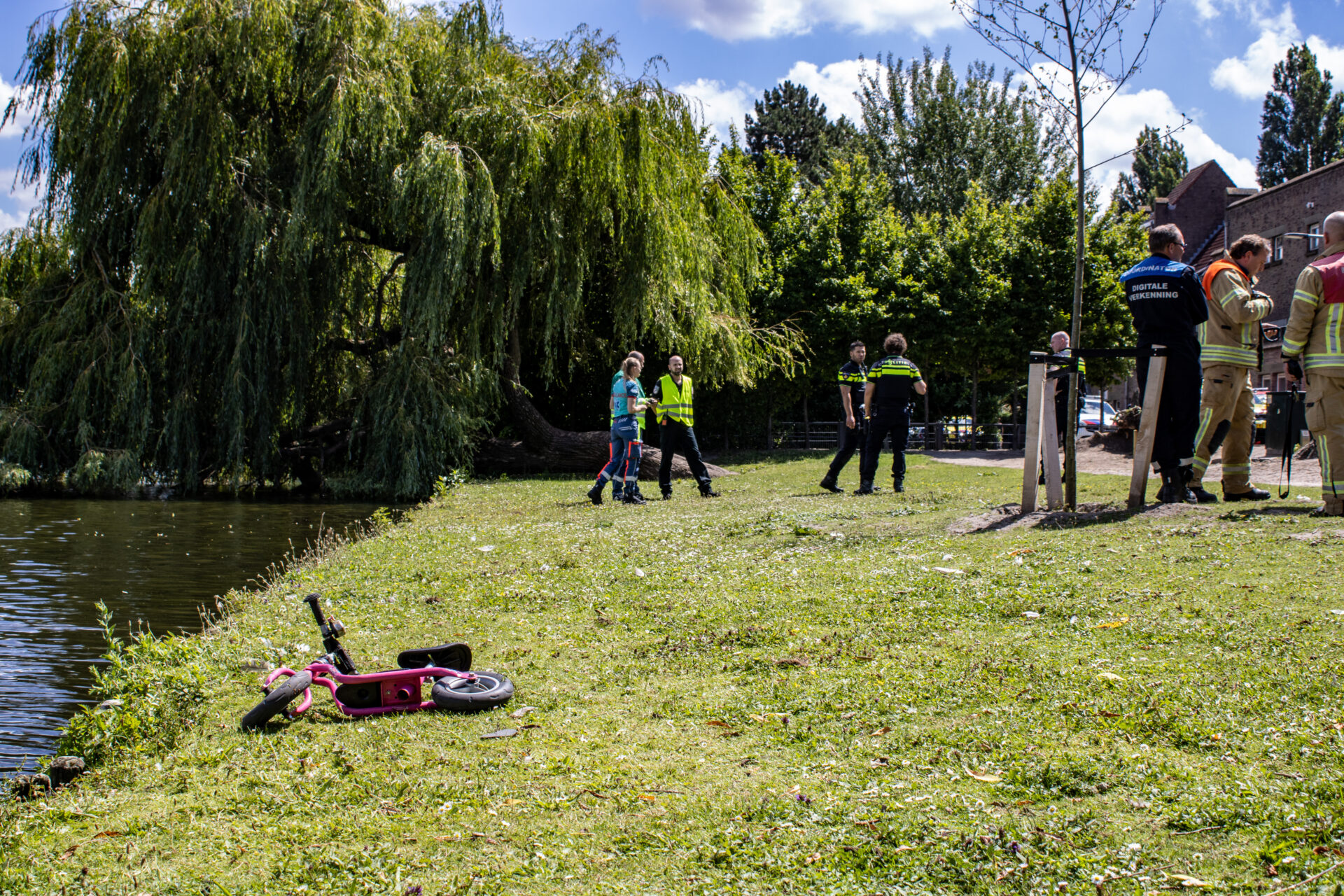 Hulpverleners rukken uit voor loopfietsje in water Bergse Plas ...