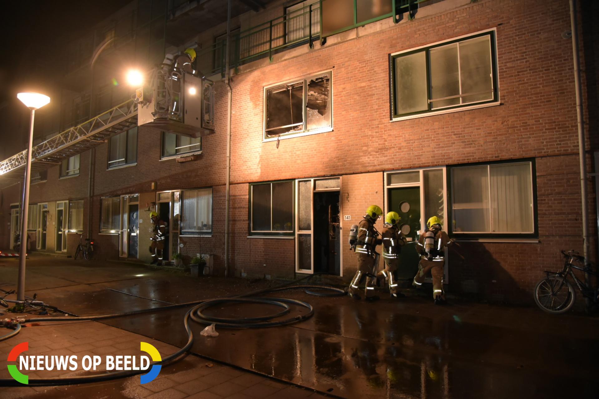 Woning uitgebrand na grote uitslaande brand Walravenstraat Rotterdam (video) - Nieuws op Beeld ...