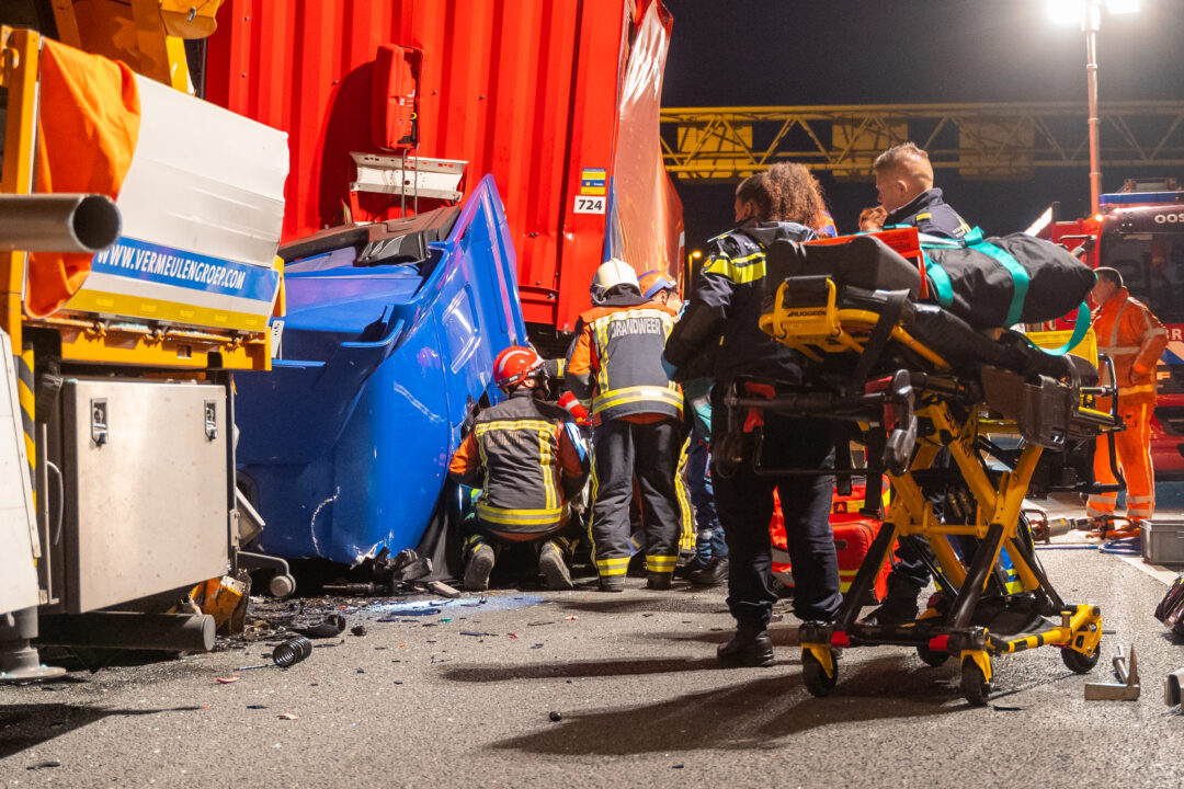 Vrachtwagen botst op pijlwagen, twee zwaargewonden Rijksweg A12 Bleiswijk - Nieuws op Beeld ...