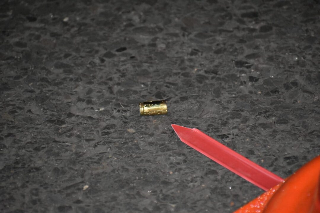 Auto meermaals beschoten op Melanchtonweg in Rotterdam; 24-jarige ...