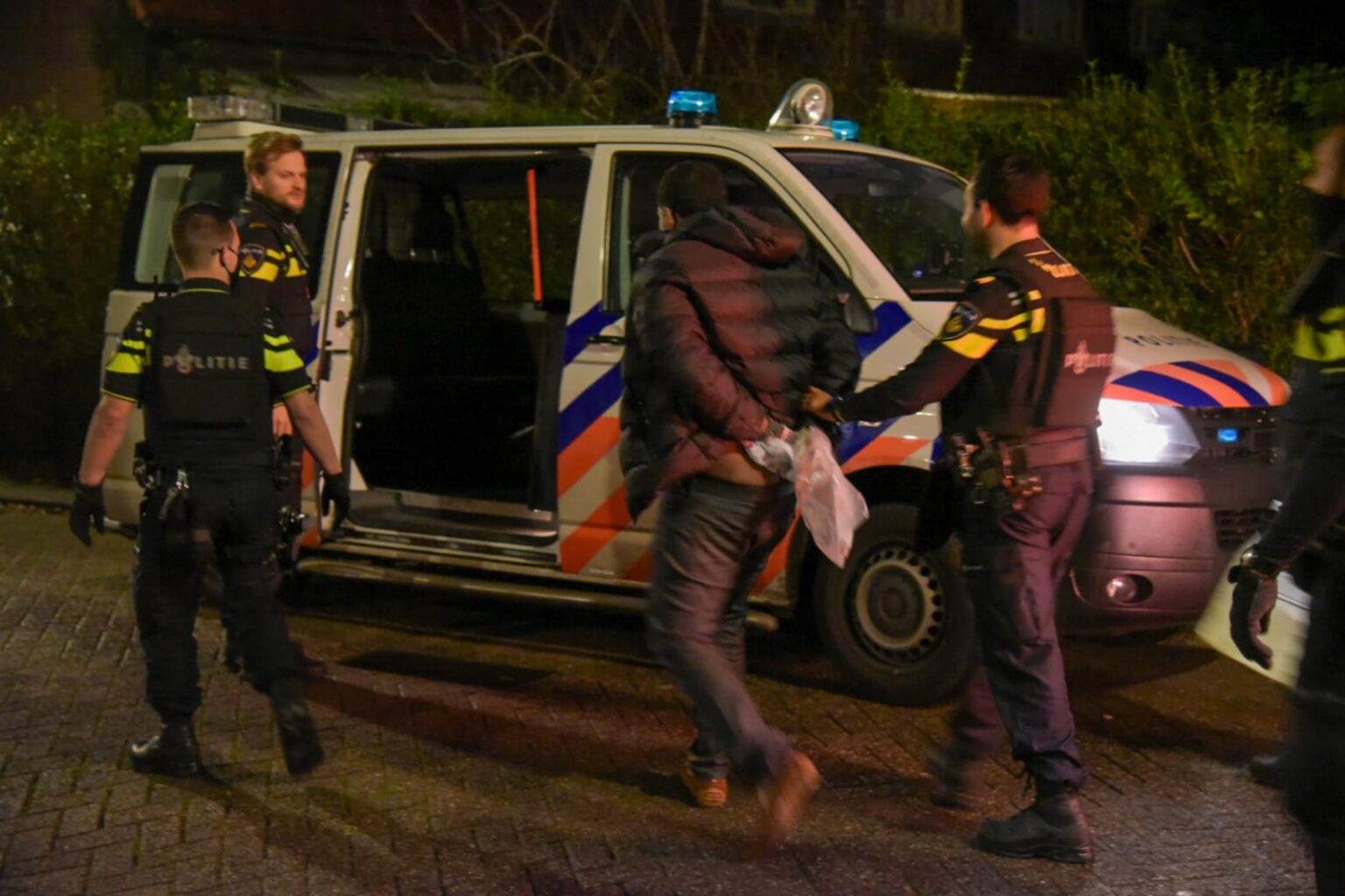 Politie Schiet Verdachte Neer Bij Woningoverval Twee Slachtoffers En