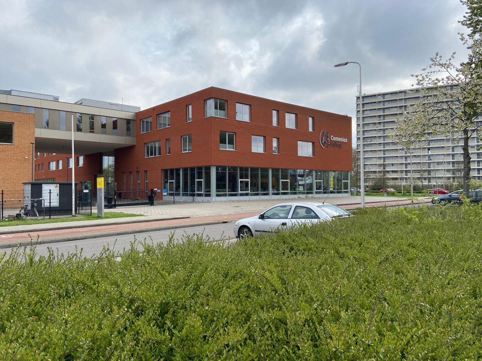 Politie houdt leerlingen aan voor vernielingen Comenius College op ...