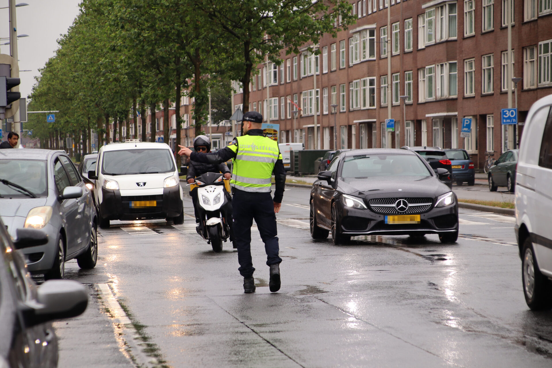 Politie houdt verkeerscontrole op de Strevelsweg Rotterdam - Nieuws op Beeld - 112 Nieuws vanuit ...