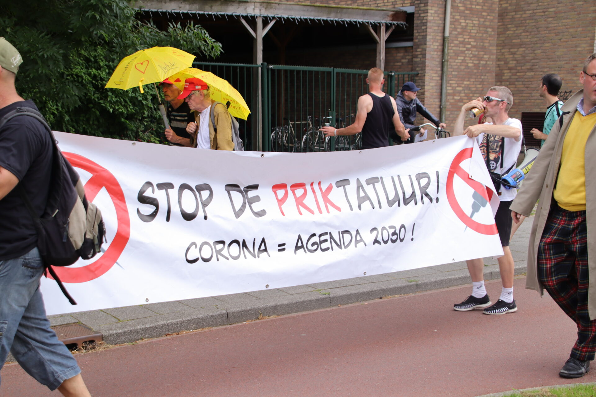 Demonstratie tegen de Coronamaatregelen op Rotterdam-Zuid - Nieuws op ...