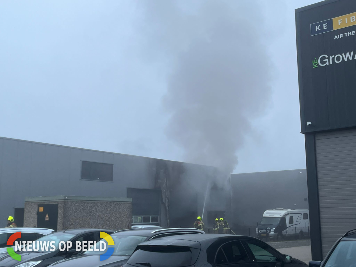 Flinke rookontwikkeling bij zeer grote brand in autogarage Simon ...
