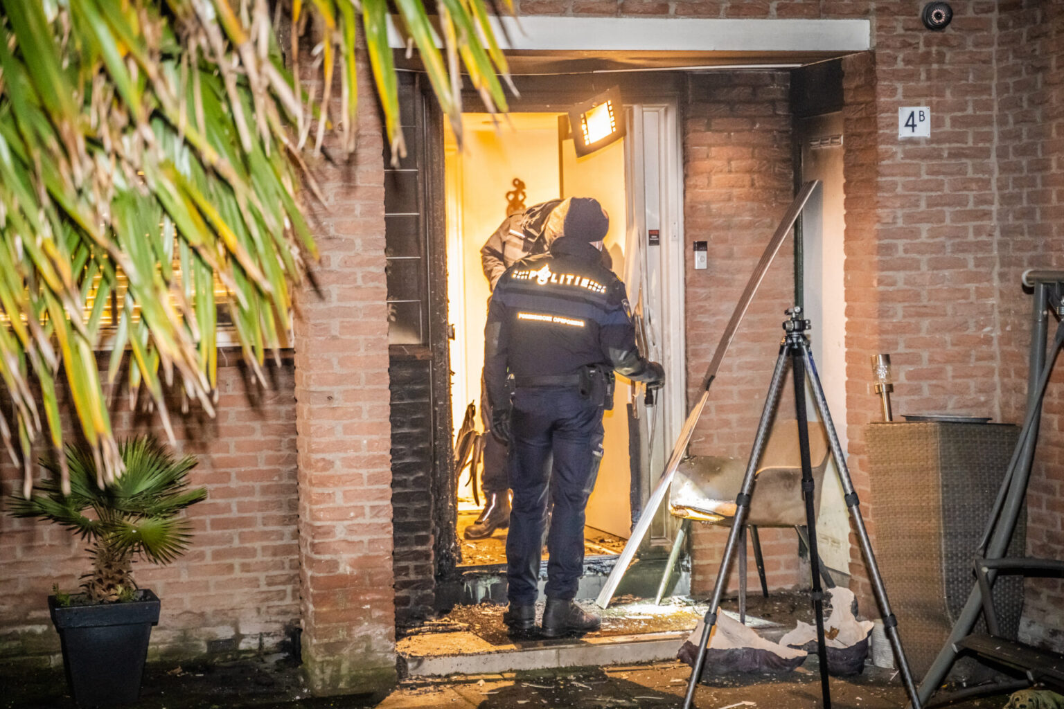 Explosief ontploft bij voordeur van woning en richt ravage aan ...