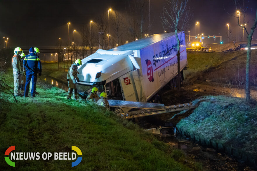 Vrachtwagen rijdt door vangrail en belandt in sloot naast A12 bij Bleiswijk - Nieuws op Beeld ...