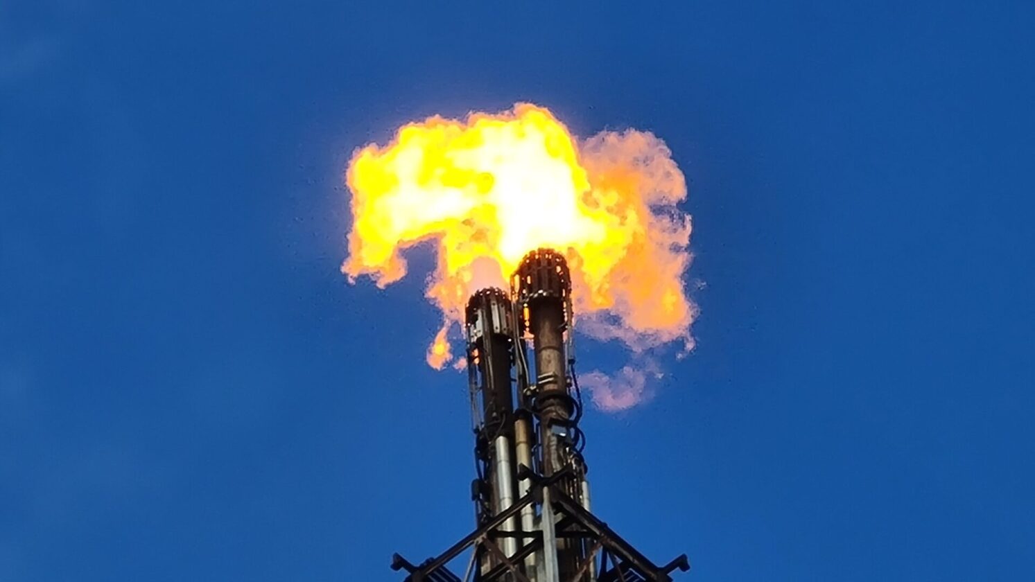 Metershoge vlammen door affakkelen na stroomstoring bij Exxonmobil ...