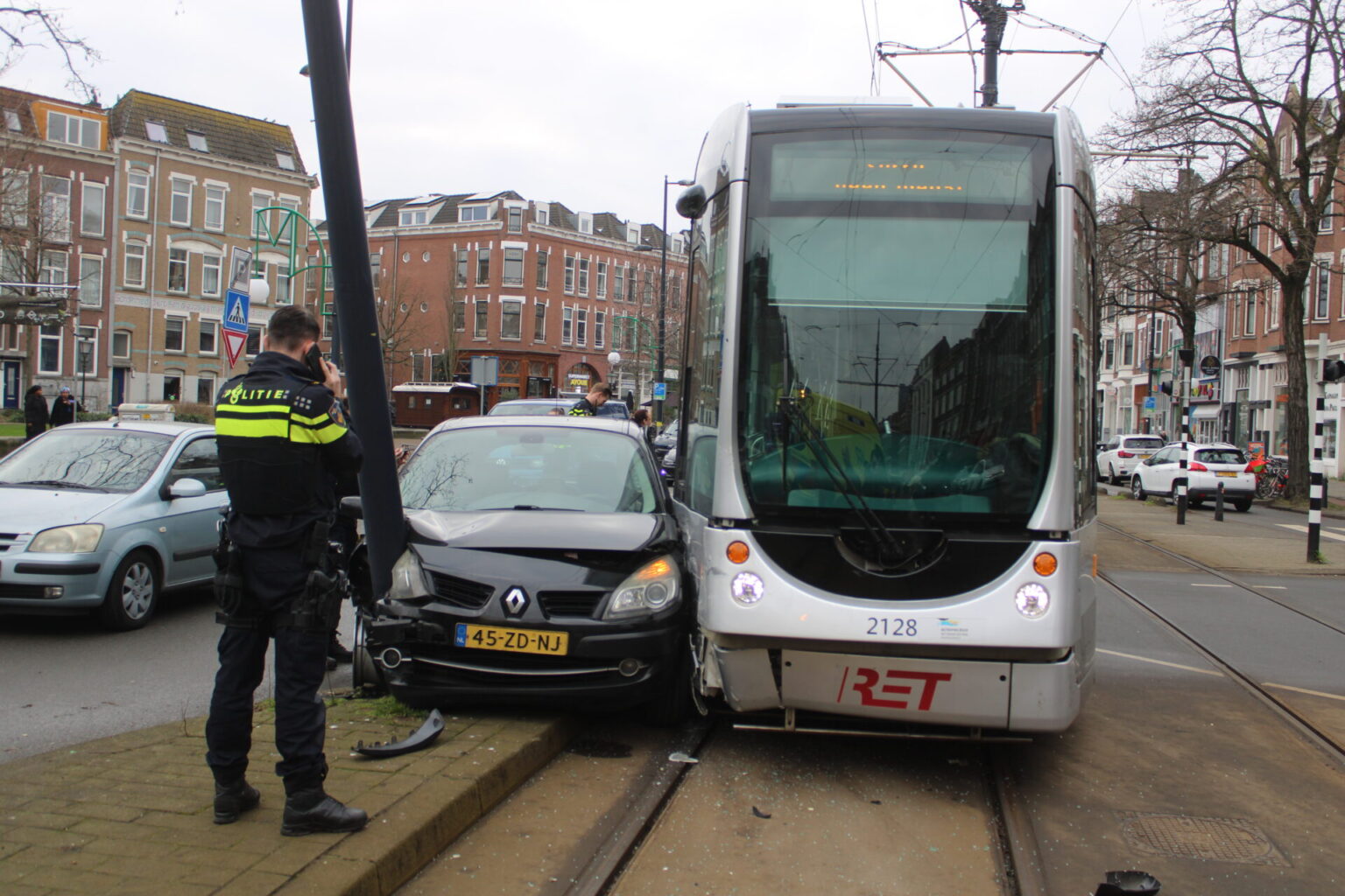 Ongeluk tussen auto en tram Middellandplein Rotterdam - Nieuws op Beeld ...