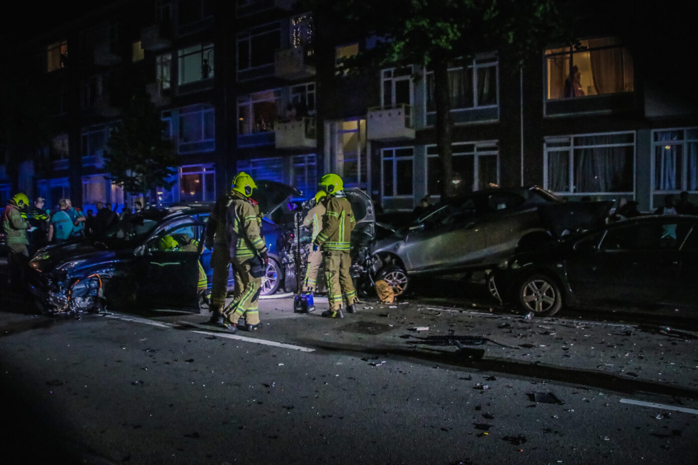 Drie gewonden en grote ravage bij ernstig ongeval Dordtsestraatweg Rotterdam (video) - Nieuws op ...