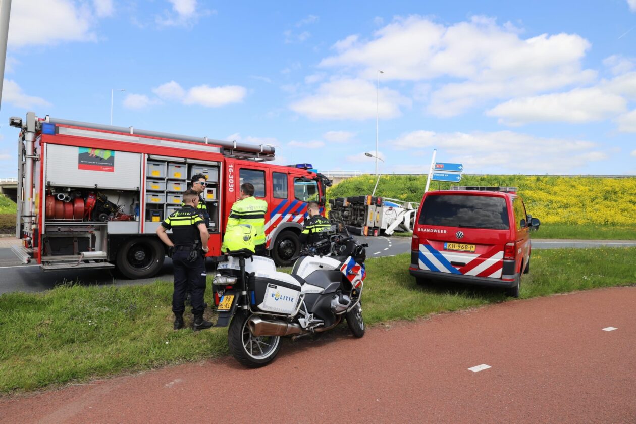 Vrachtwagen kantelt op rotonde Goudseweg bij Bodegraven - Nieuws op ...