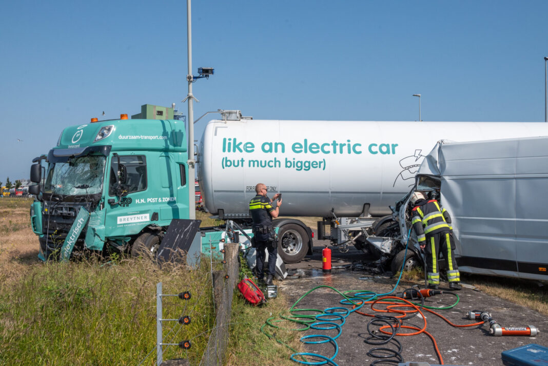 Twee gewonden na zeer ernstig ongeluk tussen bestelbus en vrachtwagen Markweg Rotterdam - Nieuws ...