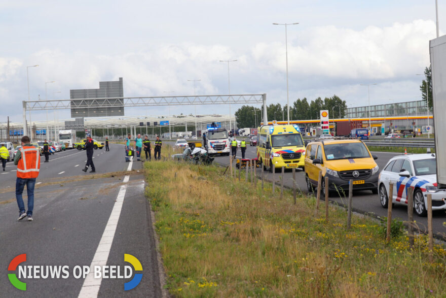 Dode en twee zwaargewonden na ongeluk met vrachtwagen A15 Rotterdam ...