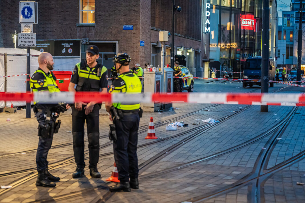 Politie houdt 28 personen aan tijdens zomercarnaval Rotterdam - Nieuws ...