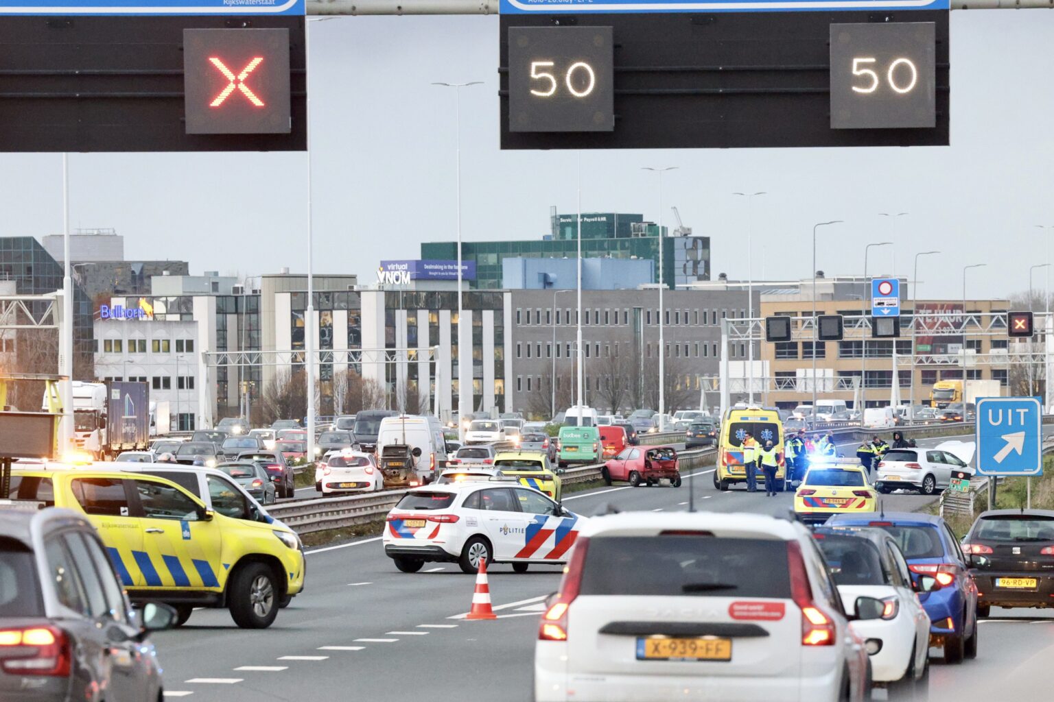 Gewonde na ongeluk op snelweg A16 Kralingseplein - Nieuws op Beeld ...