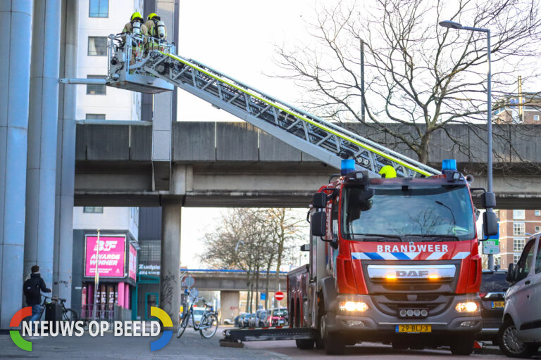Automobilisten rijden over de stoep tussen voetgangers door tijdens ...
