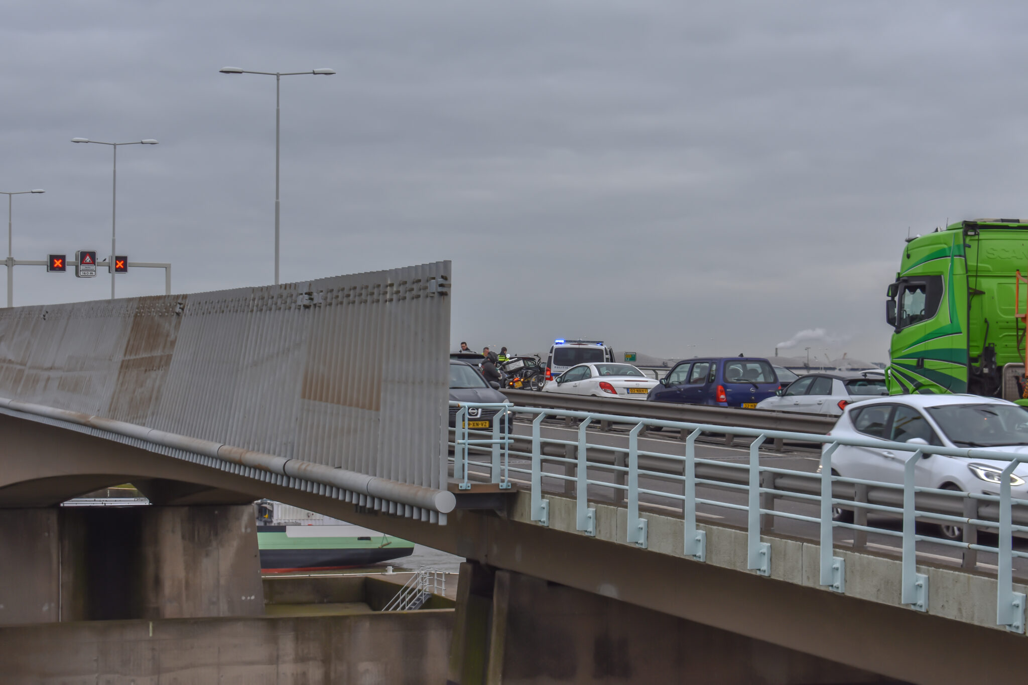 Verkeerschaos na ernstig ongeluk Hartelbrug Spijkenisse - Nieuws op ...