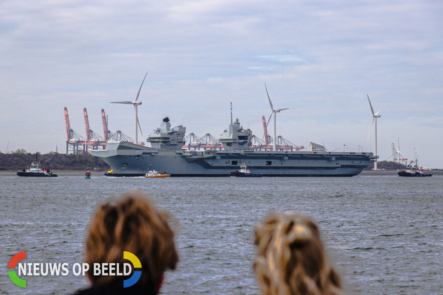 Brits vliegdekschip arriveert voor het eerst in de Rotterdamse haven ...