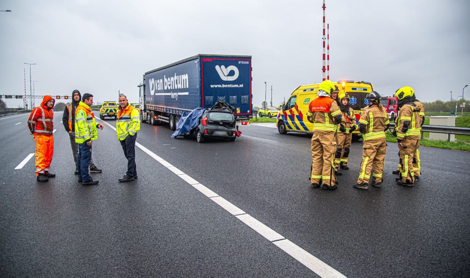 Dode na ongeluk tussen auto en vrachtwagen A29 Barendrecht - Nieuws op Beeld - 112 Nieuws vanuit ...