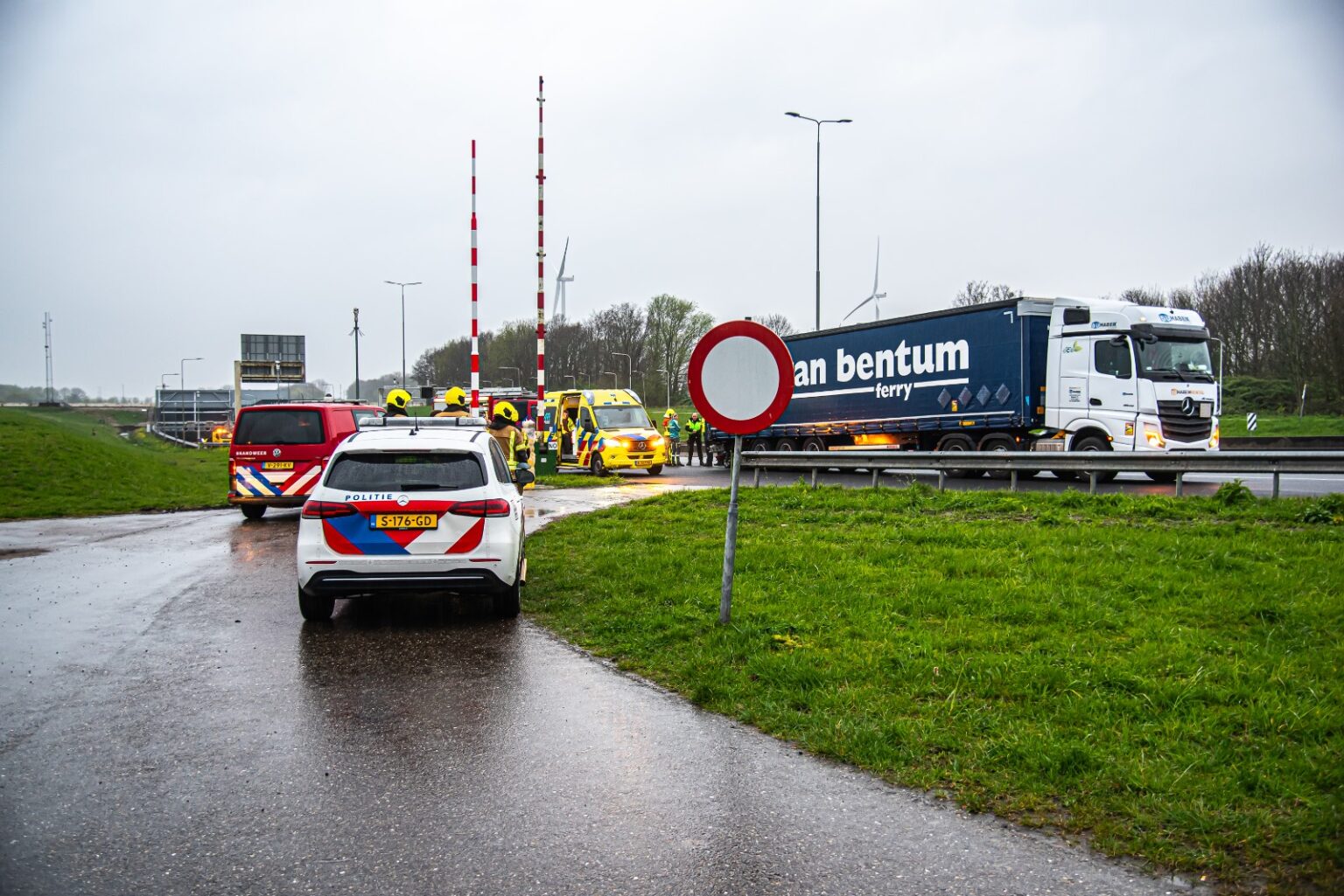 Dode na ongeluk tussen auto en vrachtwagen A29 Barendrecht - Nieuws op Beeld - 112 Nieuws vanuit ...