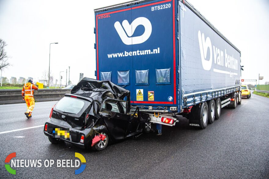 Dode na ongeluk tussen auto en vrachtwagen A29 Barendrecht - Nieuws op Beeld - 112 Nieuws vanuit ...