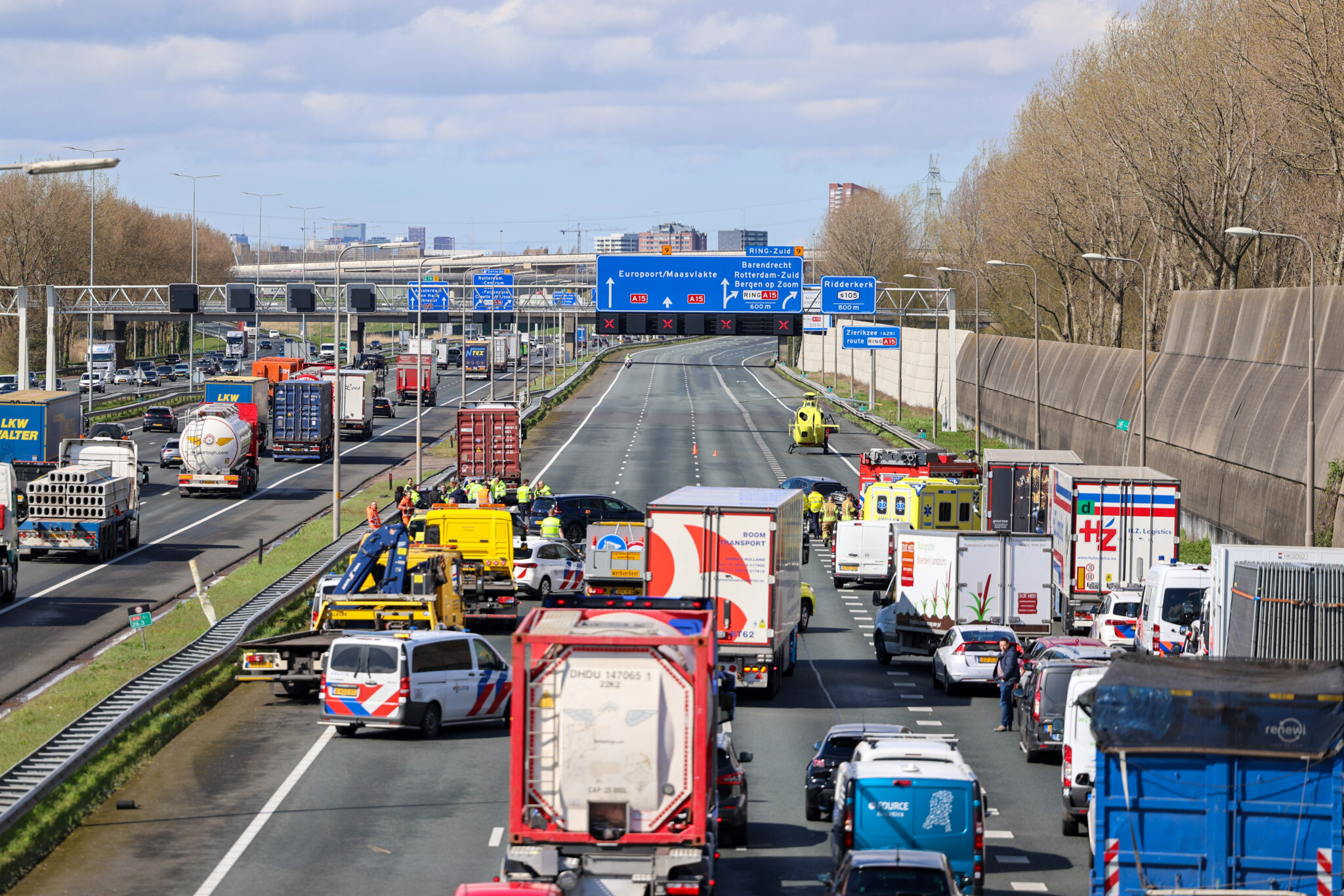 Zwaargewonde na ongeluk A15 Ridderkerk, weg nog tot 16.00 dicht ...