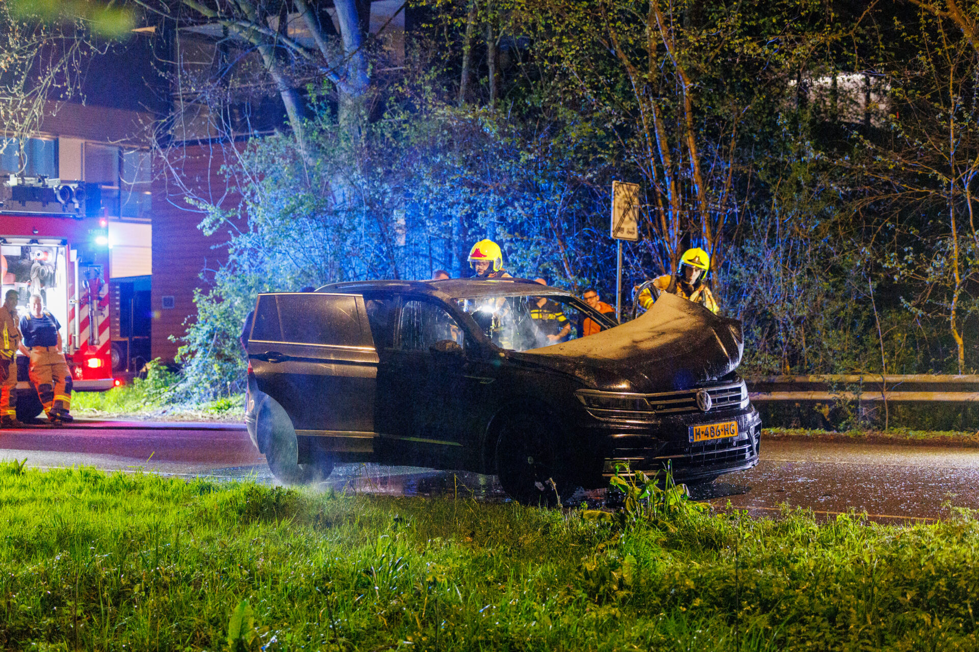 Auto vliegt al rijdend in brand Arthurweg Rotterdam - Nieuws op Beeld ...