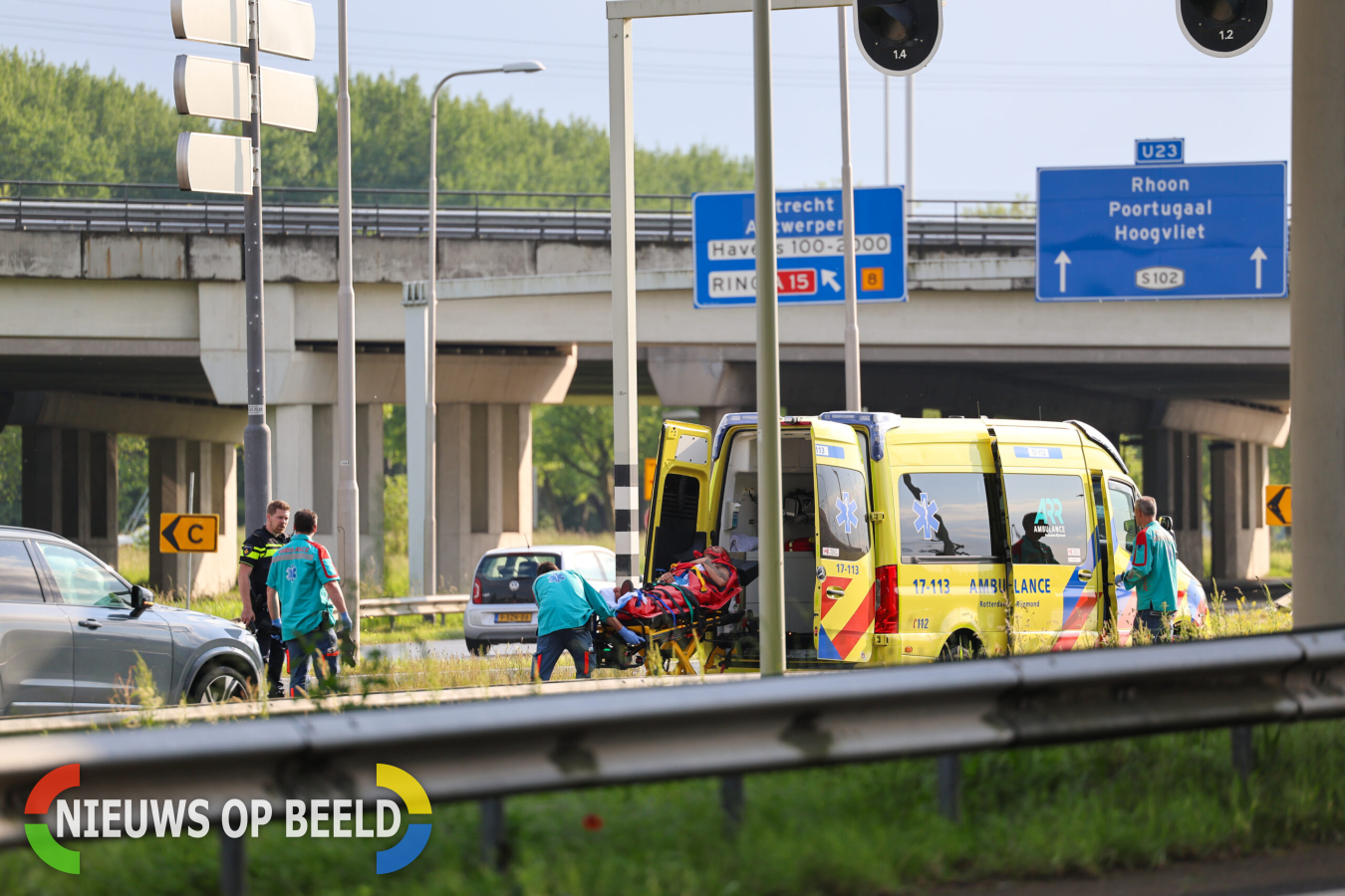 Persoon gewond na ongeluk op de A15 Charlois - Nieuws op Beeld - 112 Nieuws vanuit Rotterdam E.O