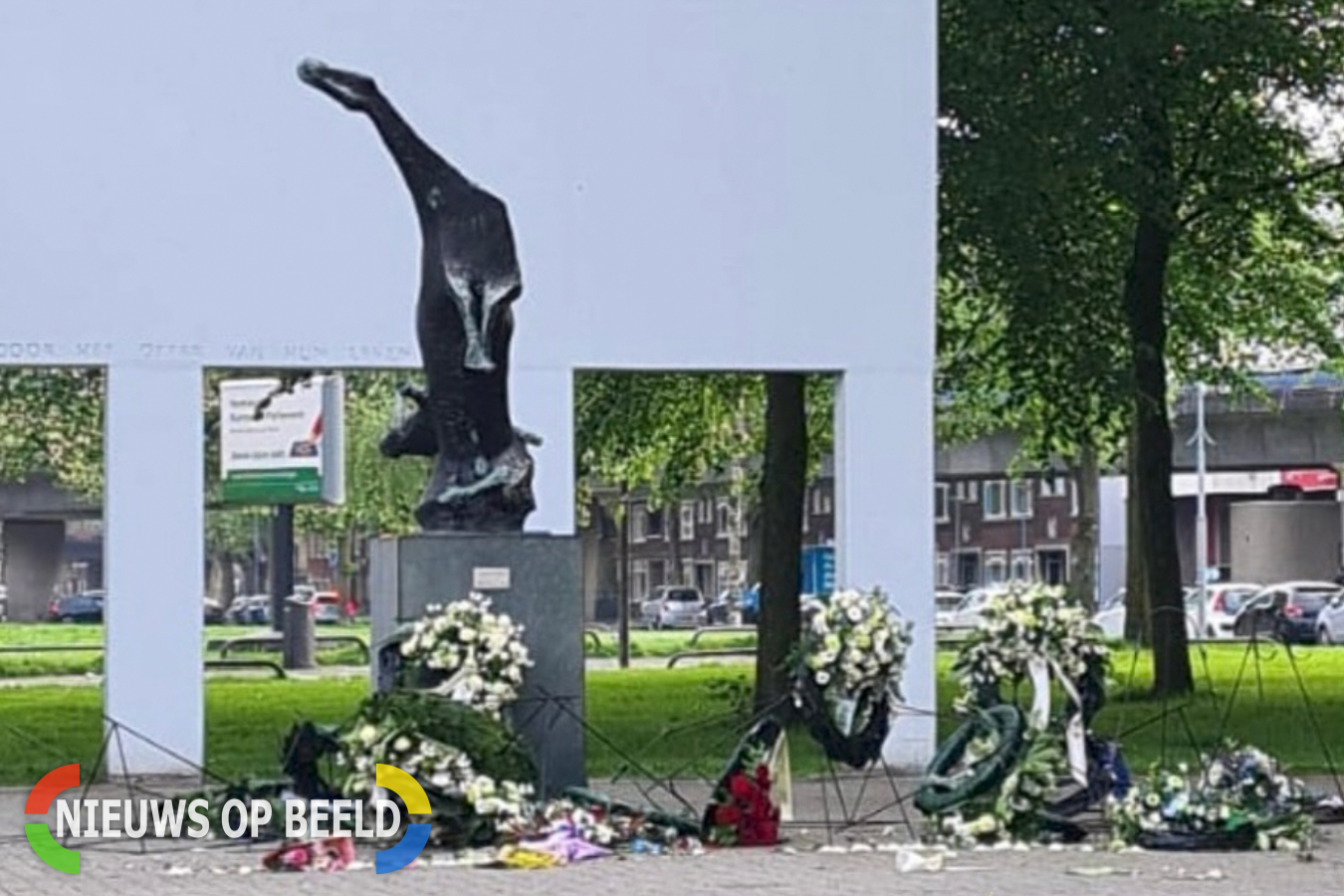 Kransen vernield bij monument 'De Vallende Ruiter' in Rotterdam ...