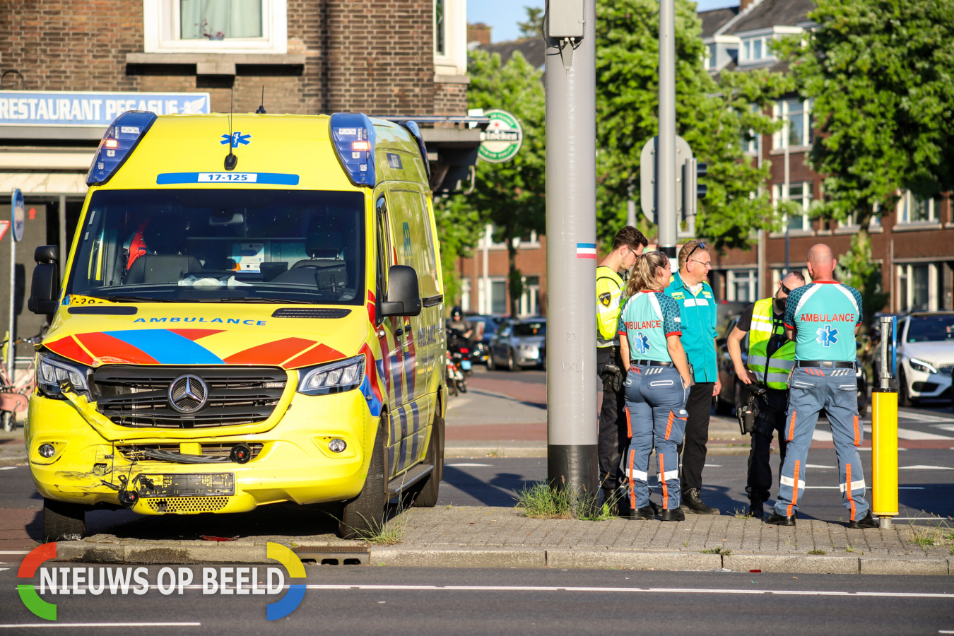 Ambulance betrokken bij aanrijding met auto Dorpsweg Rotterdam - Nieuws ...