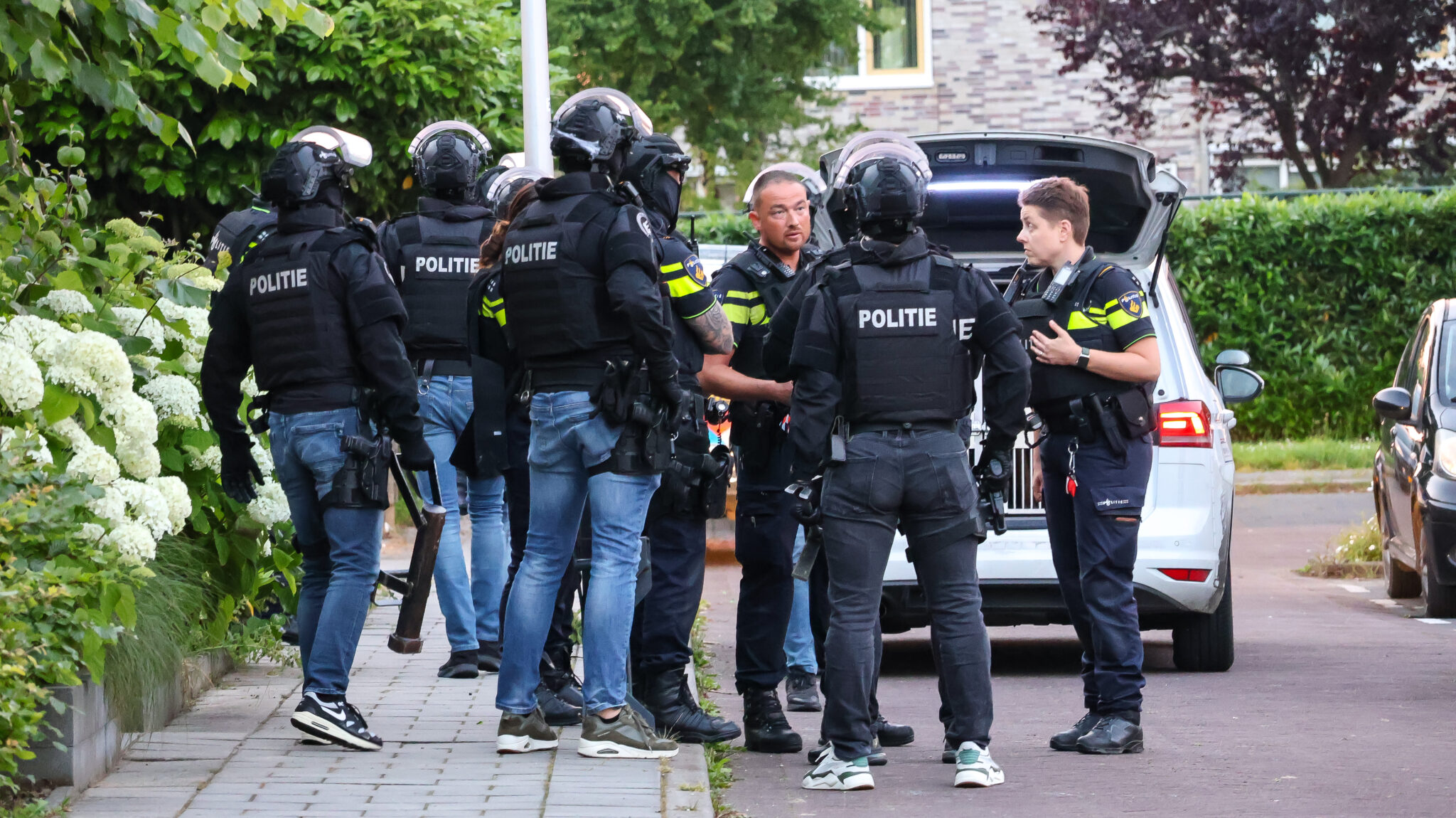 Politie overmeesterd man met onbegrepen gedrag Croonenburgh Oud-Beijerland - Nieuws op Beeld ...