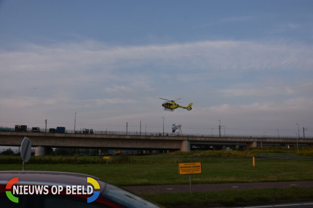 Hulpdiensten rukken groots uit voor een persoon te water Botlekbrug ...