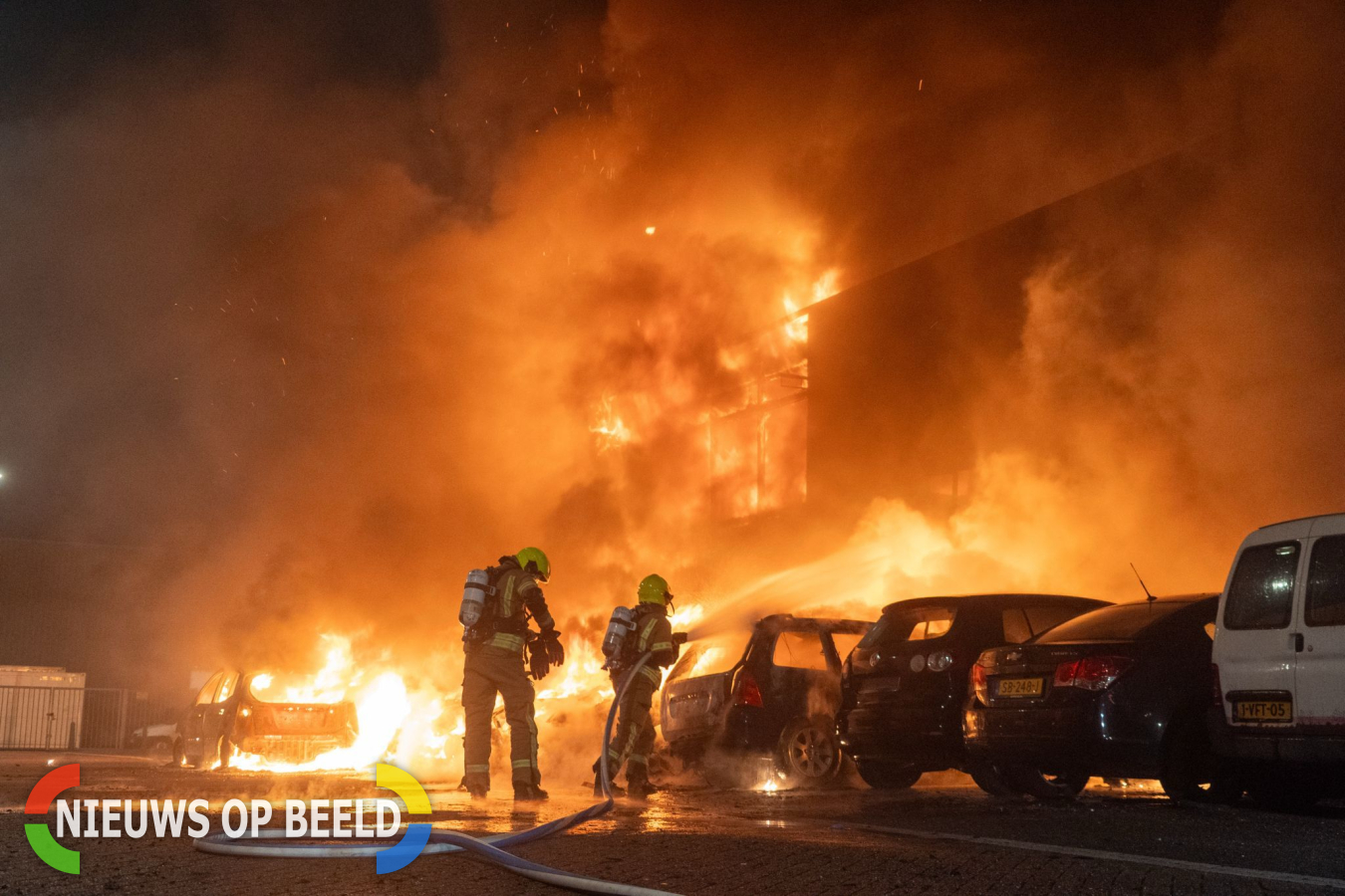 Zeer grote uitslaande brand verwoest meerdere bedrijven in bedrijfsverzamelgebouw Dulderstraat ...