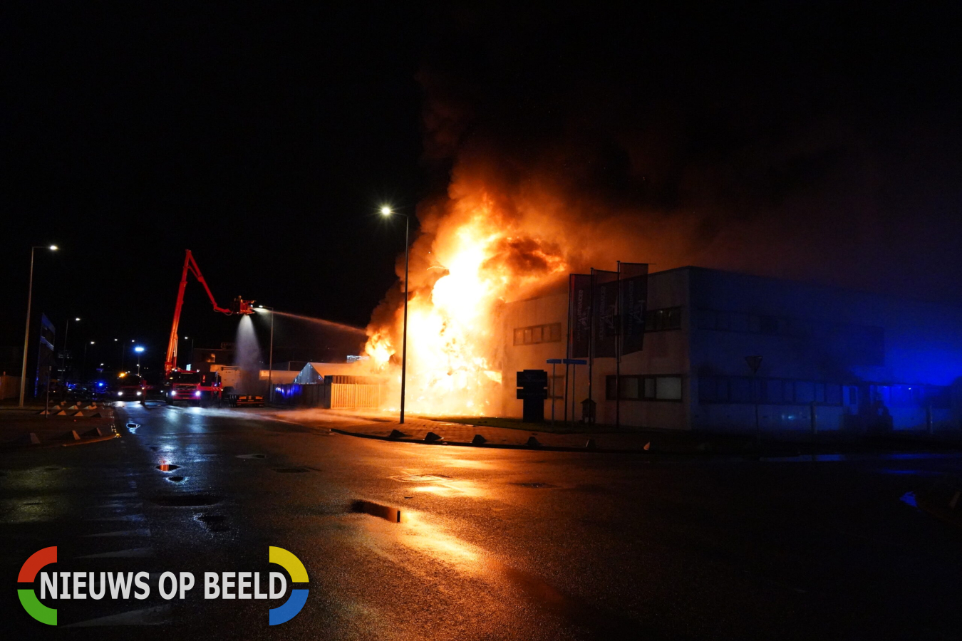Zeer grote uitslaande brand textielbedrijf Schrijnwerkerstraat Hoogvliet - Nieuws op Beeld - 112 ...