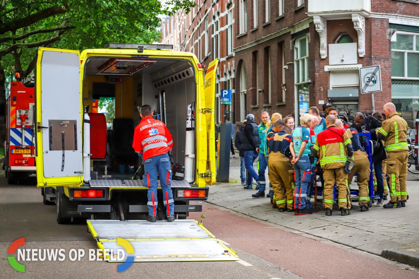 Hulpdiensten druk met afhijsing zwaarlijvig persoon 's-Gravendijkwal ...