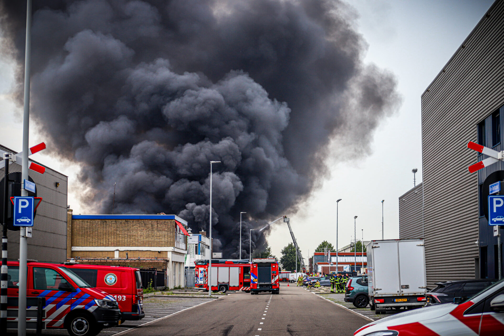 Zeer grote brand in bedrijfspand van Graftstraat Rotterdam - Nieuws op Beeld - 112 Nieuws vanuit ...