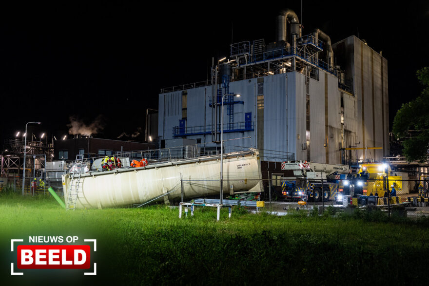 Container valt van vrachtwagen door hek van bedrijf Welplaatweg Botlek ...